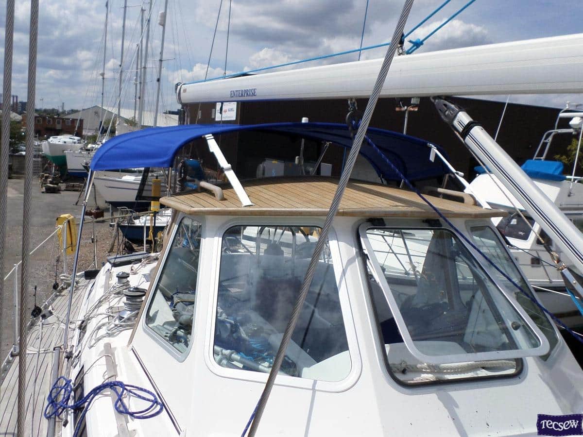 Moody 44 with doghouse, Bimini, ref 5810 – Tecsew