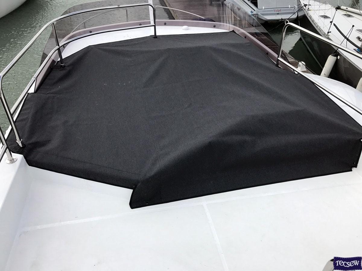 Beneteau Swift Trawler ST 30, Flybridge cover relying on flybridge ...
